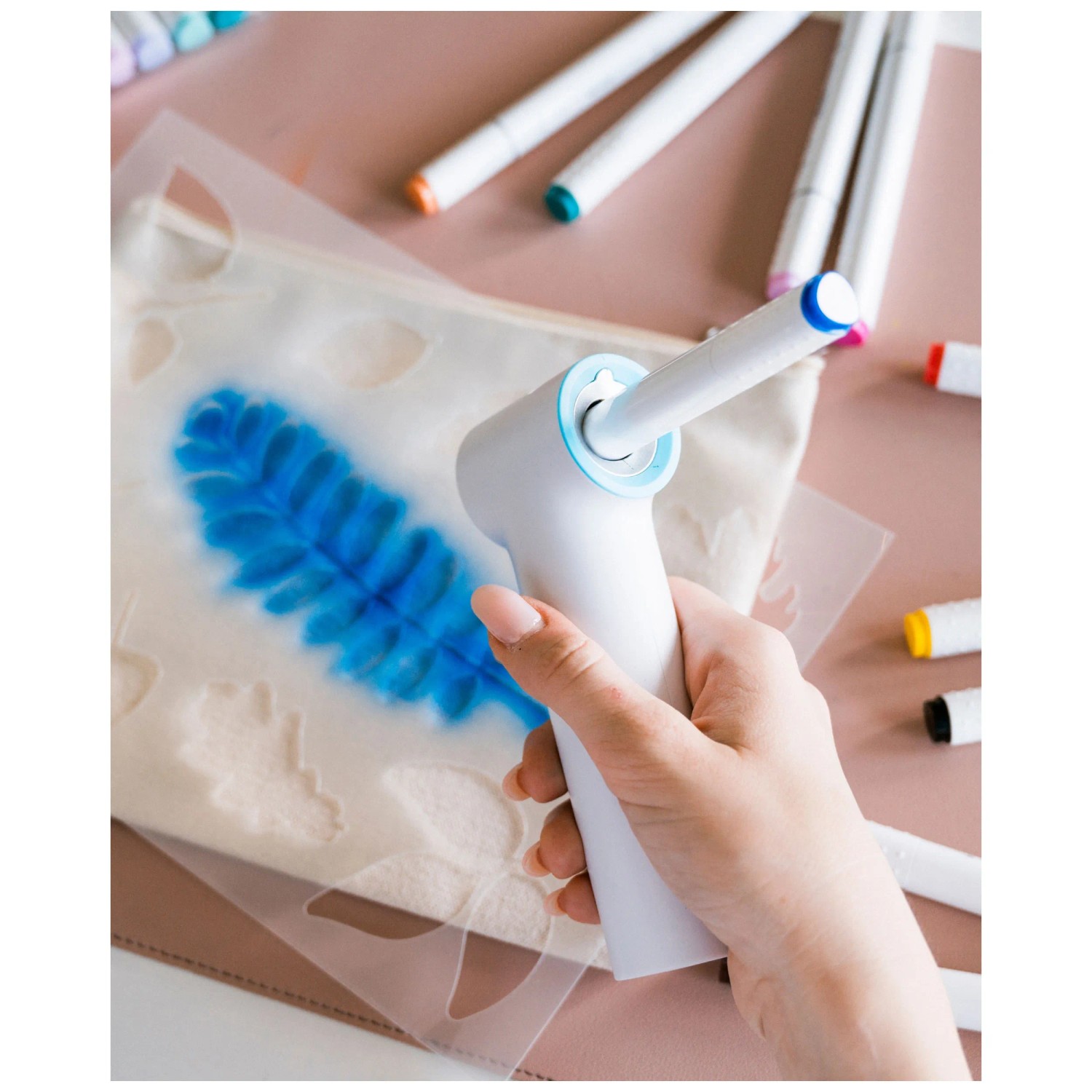 I Am Creative Airbrush-Set inkl. 12 Textilstifte und USB-Ladekabel