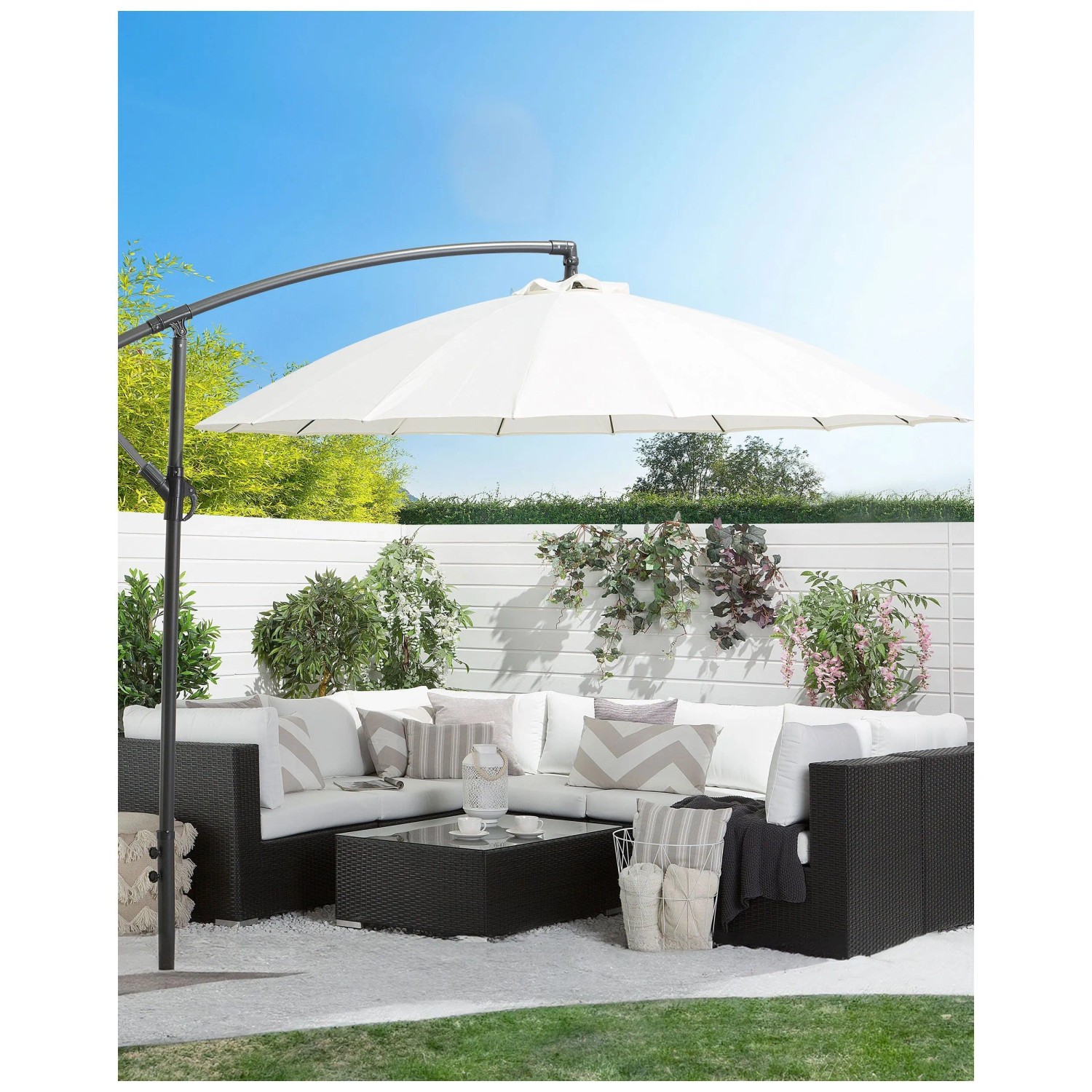Beliani Parasol à pied déporté Calabria II toile beige clair Ø 268 x 235 cm